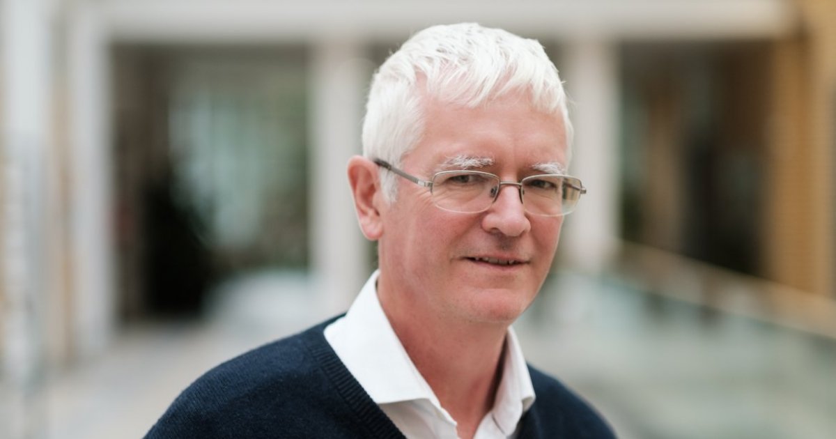 Simon Crowhurst. Między elastycznością a sformalizowaniem